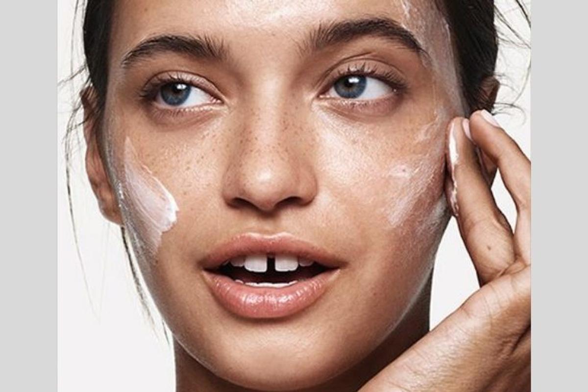 Biar Tahan Lama Ikuti 7 Tips Makeup Untuk Kulit Berminyak Ini