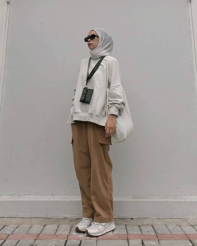10 Ootd Crewneck Hijab Yang Simple Tapi Fashionable