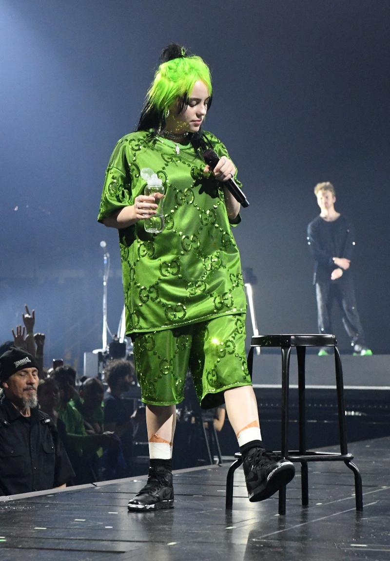 Gaya Panggung Billie Eilish Pakai Baju Oversize Gaya Panggung Billie Eilish Pakai Baju Oversize