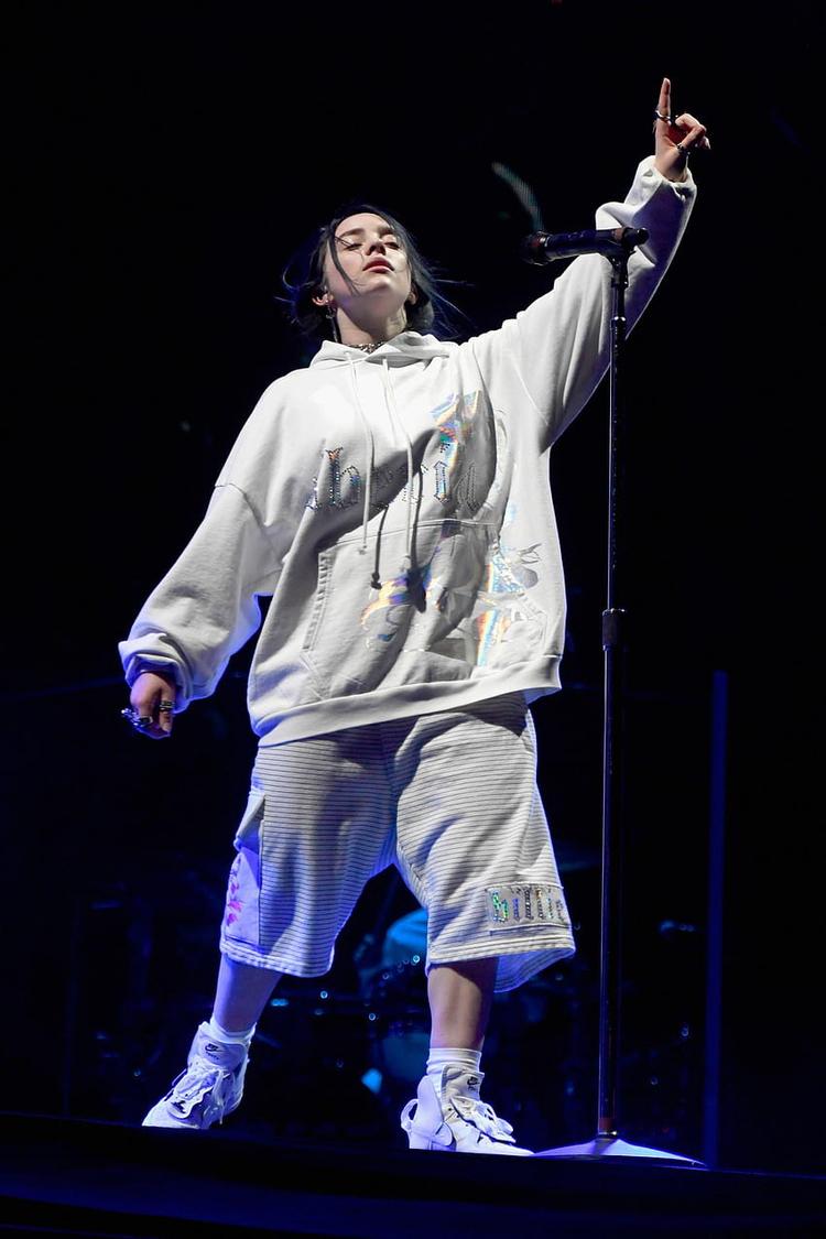 Gaya Panggung Billie Eilish Pakai Baju Oversize Gaya Panggung Billie Eilish Pakai Baju Oversize