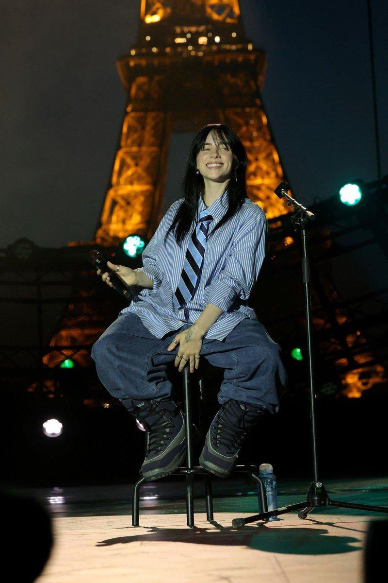 Gaya Panggung Billie Eilish Pakai Baju Oversize Gaya Panggung Billie Eilish Pakai Baju Oversize