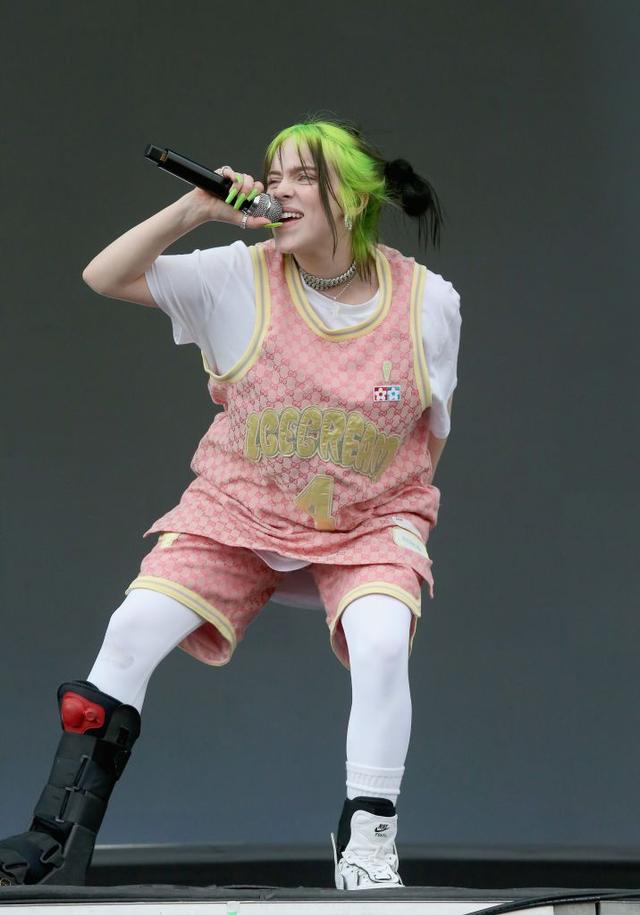 Gaya Panggung Billie Eilish Pakai Baju Oversize Gaya Panggung Billie Eilish Pakai Baju Oversize