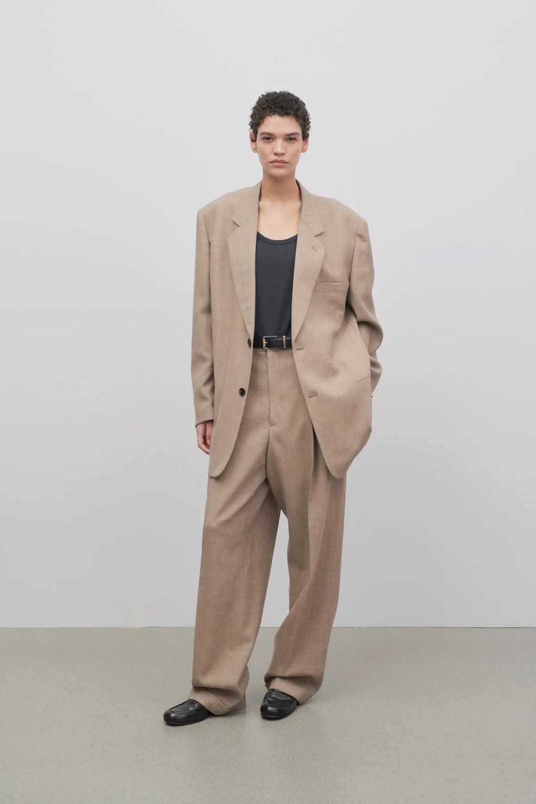 5 Rekomendasi Warna Baju yang Cocok dengan Celana Warna Milo 5 Rekomendasi Warna Baju yang Cocok dengan Celana Warna Milo