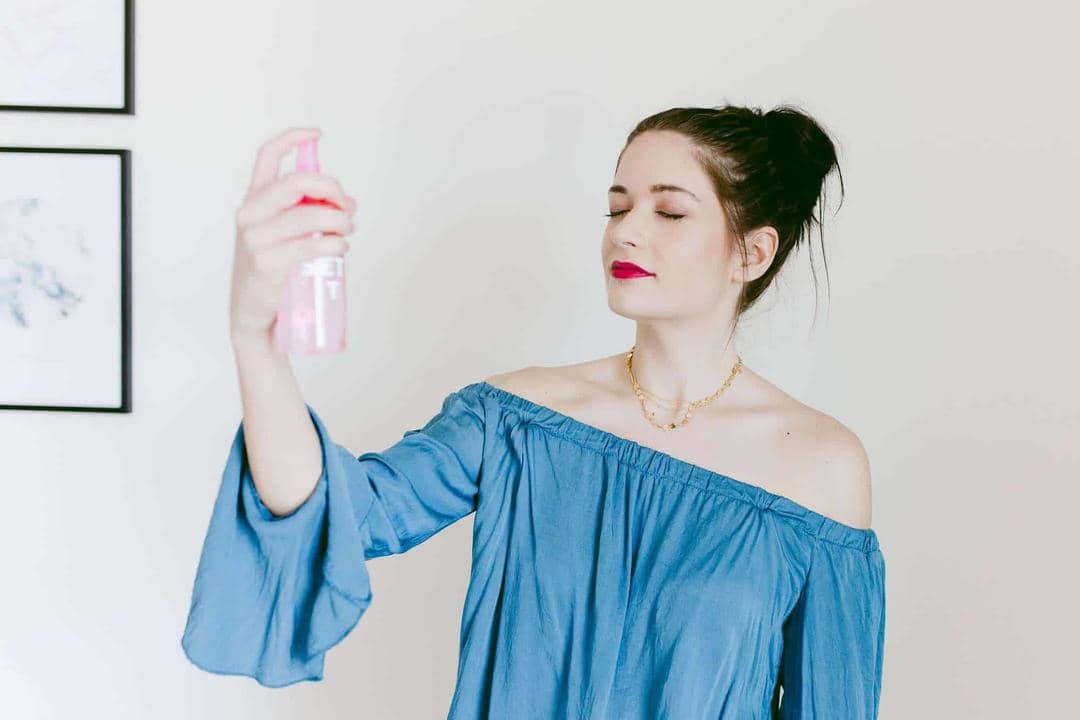 5 Cara Menggunakan Setting Spray agar Makeup Awet Seharian | Popbela.com