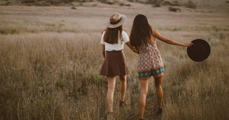 10 Puisi untuk Sahabat Sejati Yang Menyentuh Hati | Popbela.com