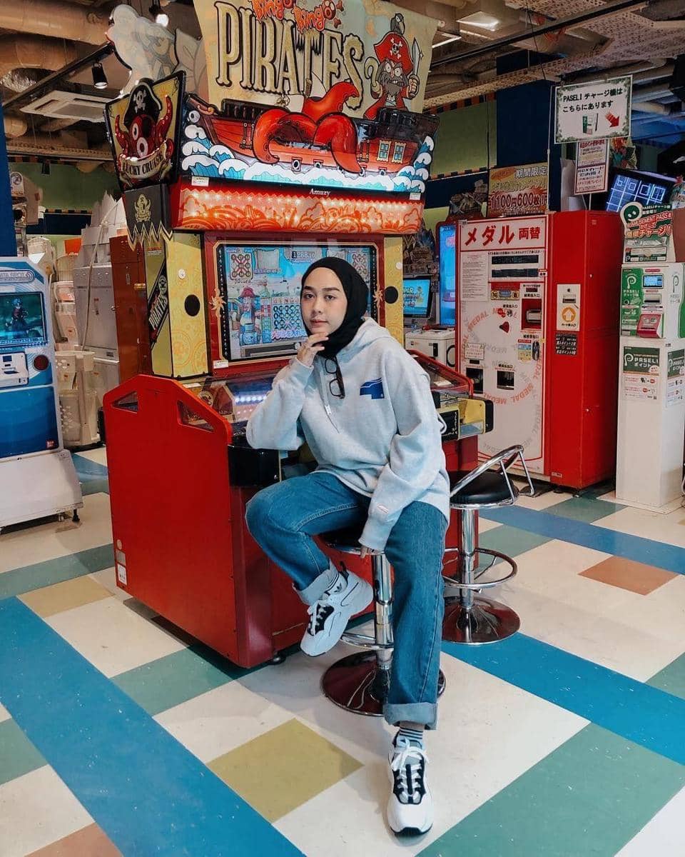 Tips Kenakan Celana Jeans saat Berhijab | Popbela.com