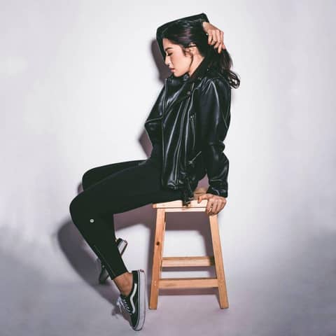11 Gaya Mix n Match Dian Sastro dan Sneakers Andalannya | Popbela.com