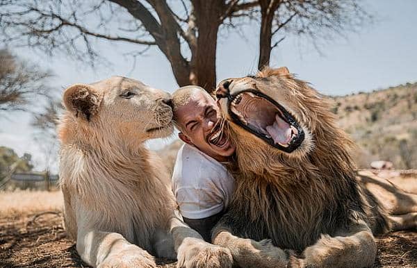 7 Kisah Persahabatan Manusia dengan Binatang Buas | Popbela.com