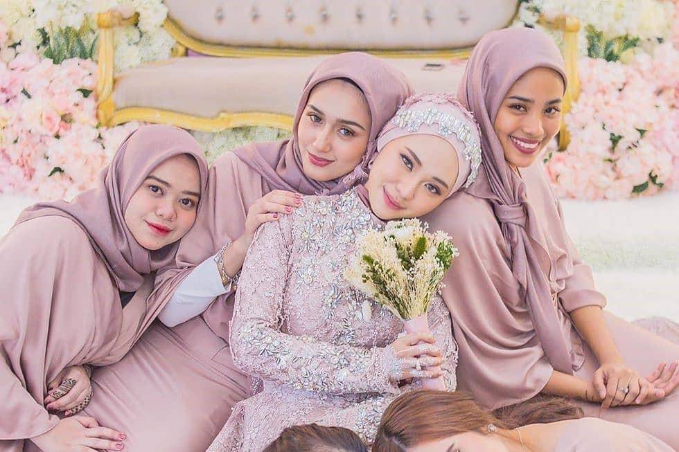 20 Inspirasi Baju Bridesmaid Hijab Instagram yang Elegan | POPBELA.com