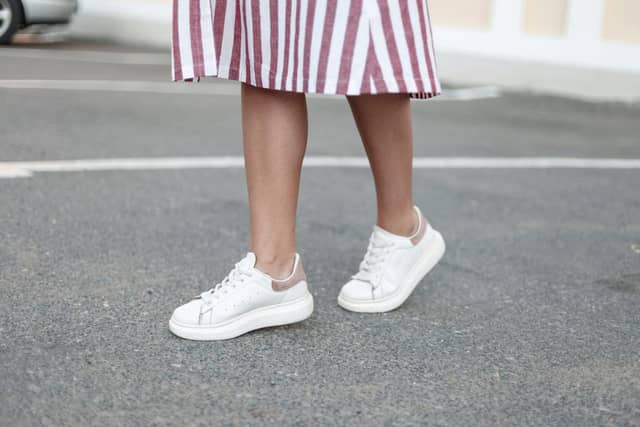 10 Cara Membersihkan Sol Sepatu Putih yang Kotor dan Menguning ...
