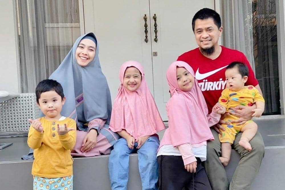 10 Potret Manis Keluarga Oki Setiana Dewi, Panutan Ria Ricis | Popbela.com