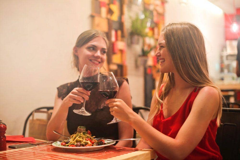 22 Pertanyaan Deep Talk Dengan Teman, Hubungan Lebih Erat! | Popbela.com