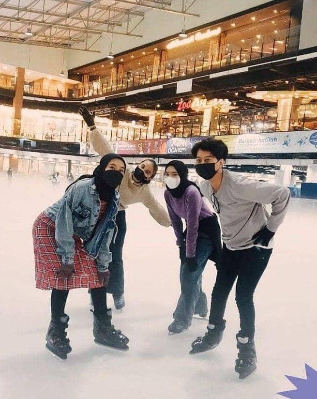 3 Rekomendasi Ice Skating Jakarta, Harga, dan Jam Bukanya | POPBELA.com
