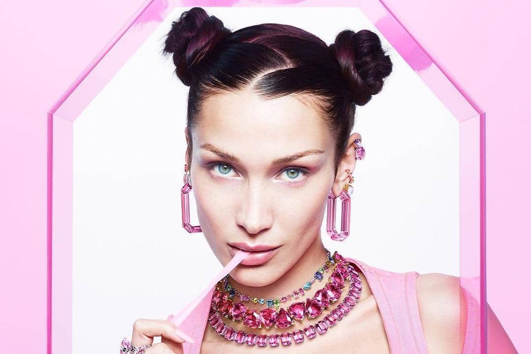 Bella Hadid Tampil Bold & Colorful di Iklan Swarovski | Popbela.com