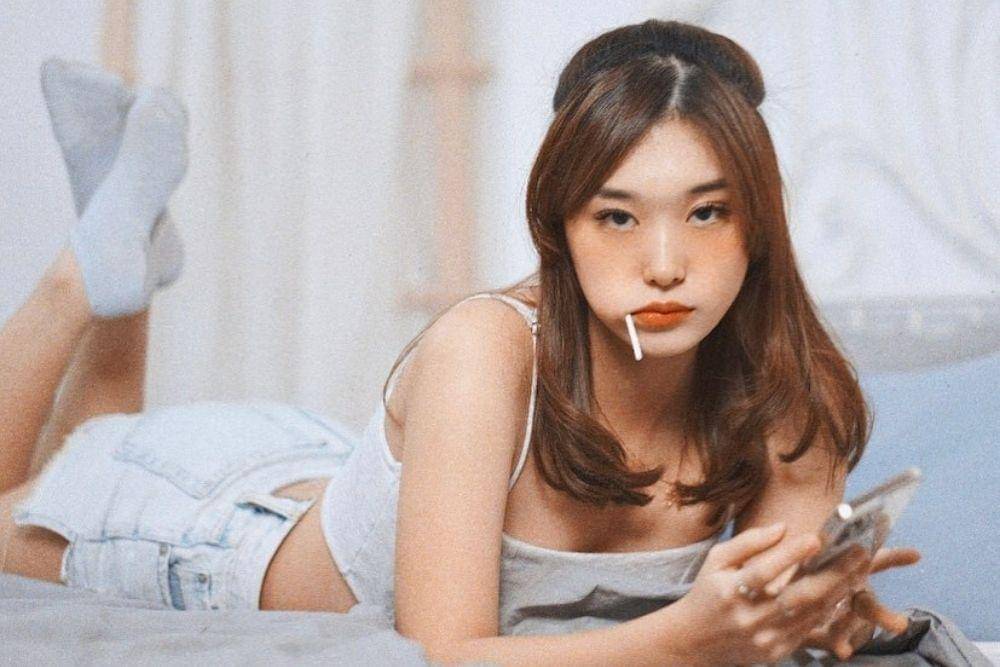 7 Aksi Livy Renata Pamer Lekuk Tubuh, Seksi Abis! | Popbela.com