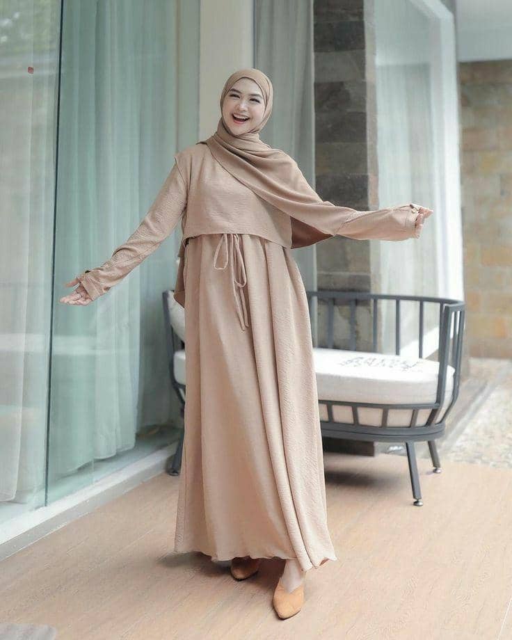 10 Model Gamis Simple Terbaru, Elegan dan Anggun Dikenakan | Popbela.com