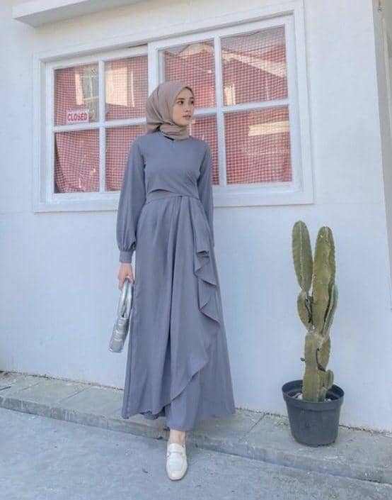 10 Model Gamis Simple Terbaru, Elegan dan Anggun Dikenakan | Popbela.com