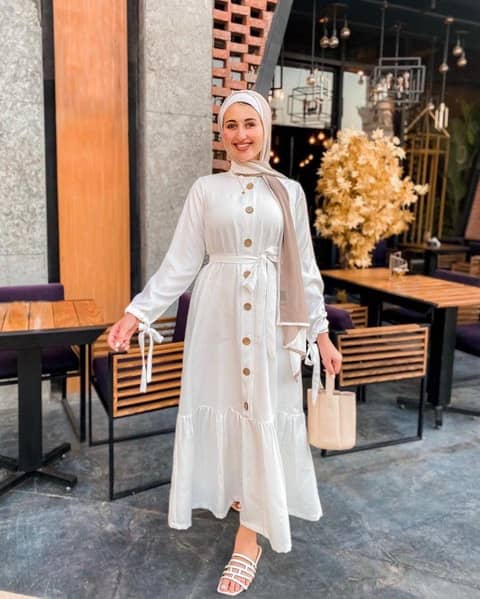 10 Model Gamis Simple Terbaru, Elegan dan Anggun Dikenakan | Popbela.com