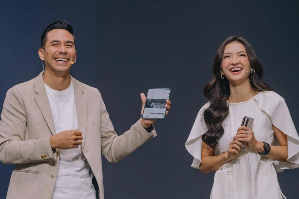 Raline Shah dan Darius Sinathrya Rasakan Galaxy Z Fold4 5G | Popbela.com