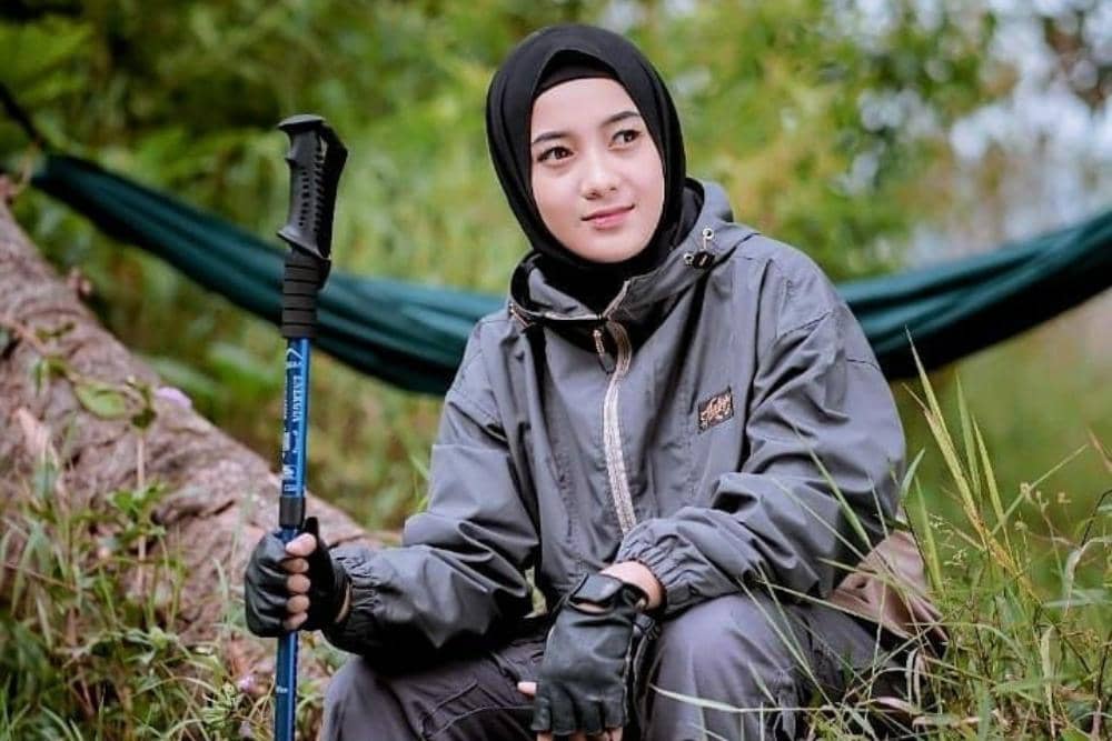 16 Outfit Naik Gunung Wanita Hijab yang Simpel tapi Keren | Popbela.com
