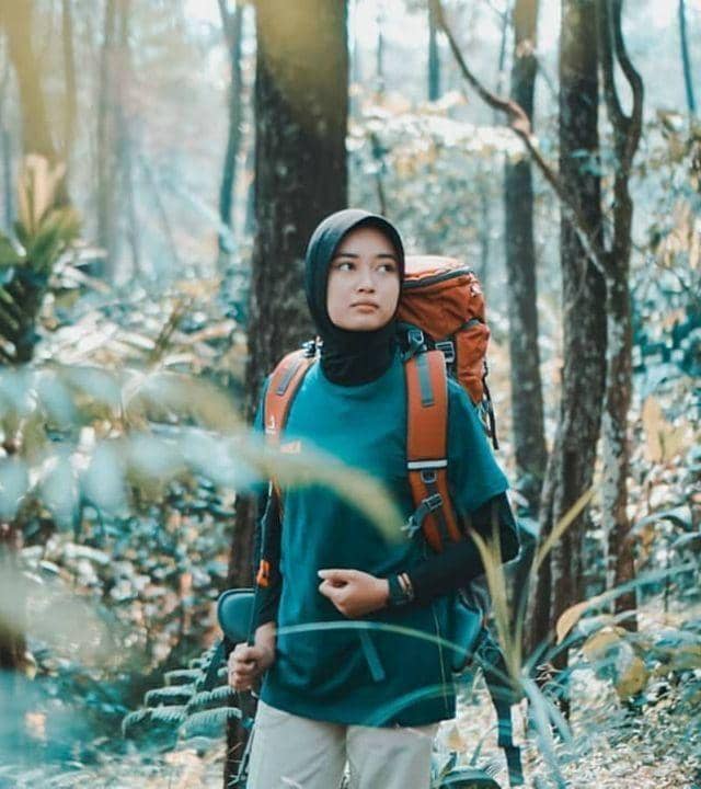 16 Outfit Naik Gunung Wanita Hijab yang Simpel tapi Keren | Popbela.com