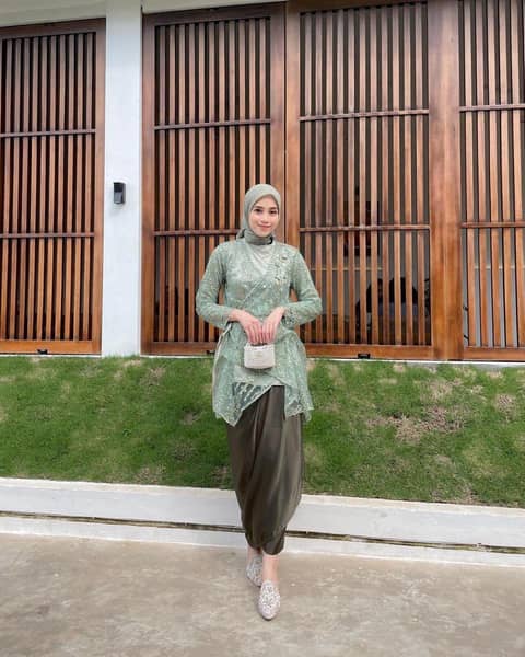 15 Model Baju Brokat 2024 yang Modern dan Kekinian | Popbela.com