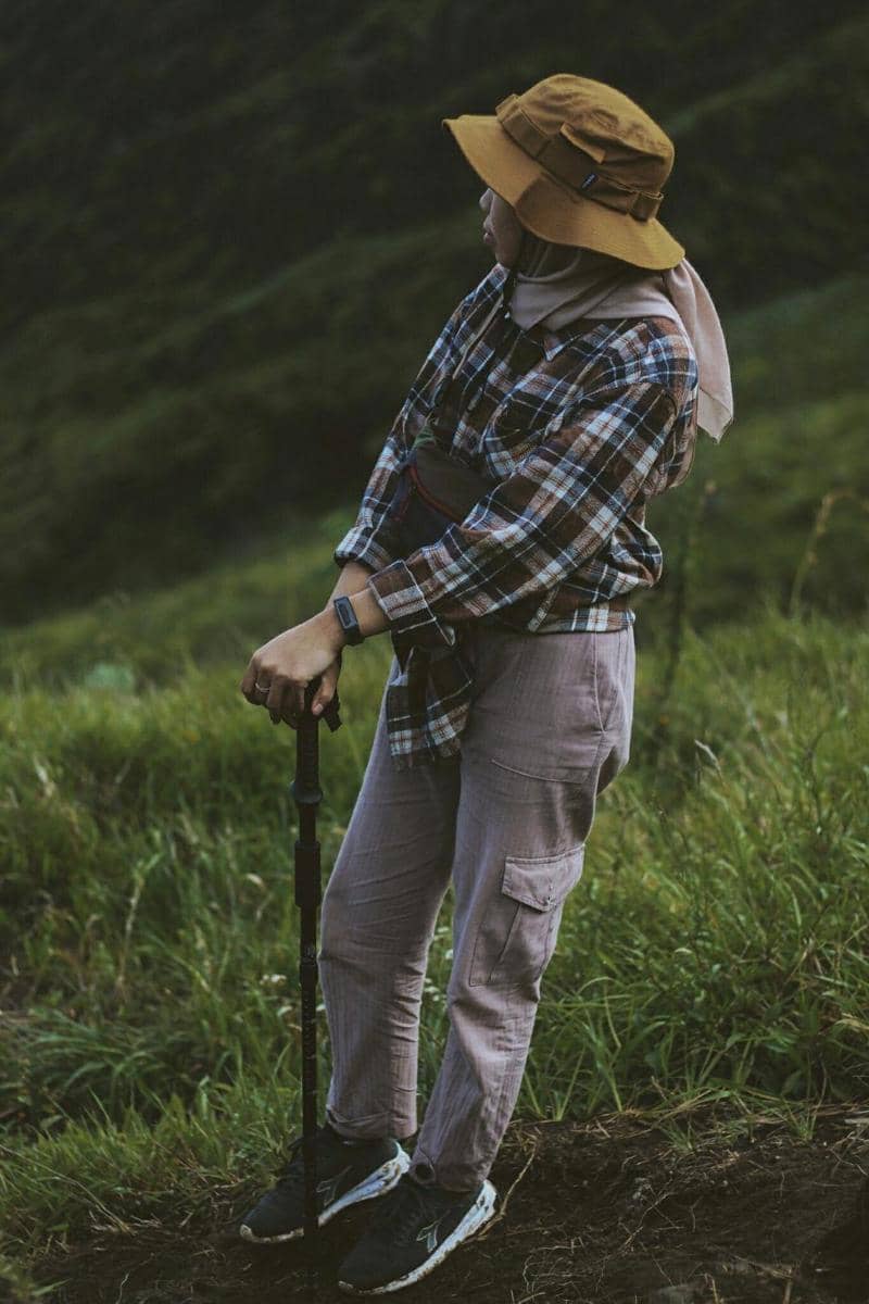 16 Outfit Naik Gunung Wanita Hijab yang Simpel tapi Keren | Popbela.com