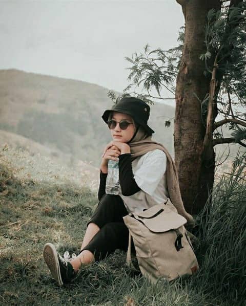 16 Outfit Naik Gunung Wanita Hijab yang Simpel tapi Keren | Popbela.com