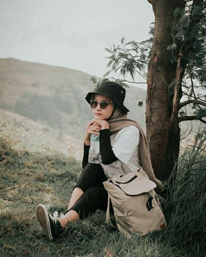 16 Outfit Naik Gunung Wanita Hijab yang Simpel tapi Keren | Popbela.com