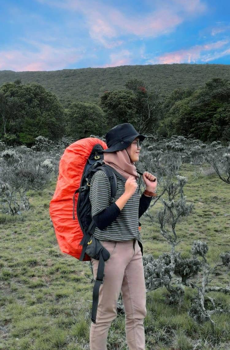 16 Outfit Naik Gunung Wanita Hijab yang Simpel tapi Keren | Popbela.com