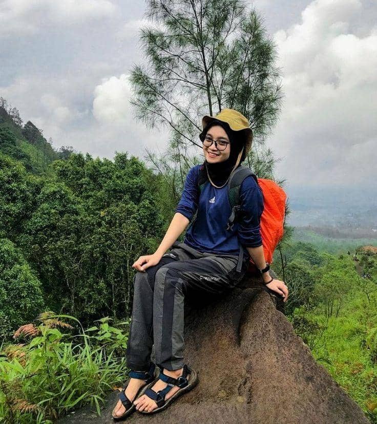 16 Outfit Naik Gunung Wanita Hijab yang Simpel tapi Keren | Popbela.com