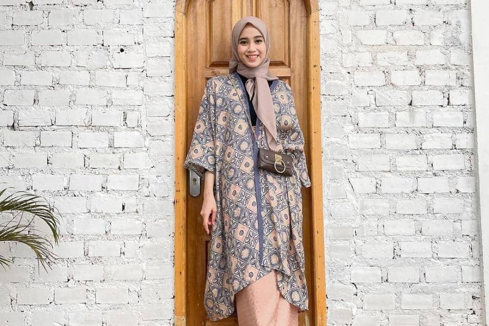 10 Model Tunik Batik Terbaru 2023 untuk Remaja, Stylish! | Popbela.com
