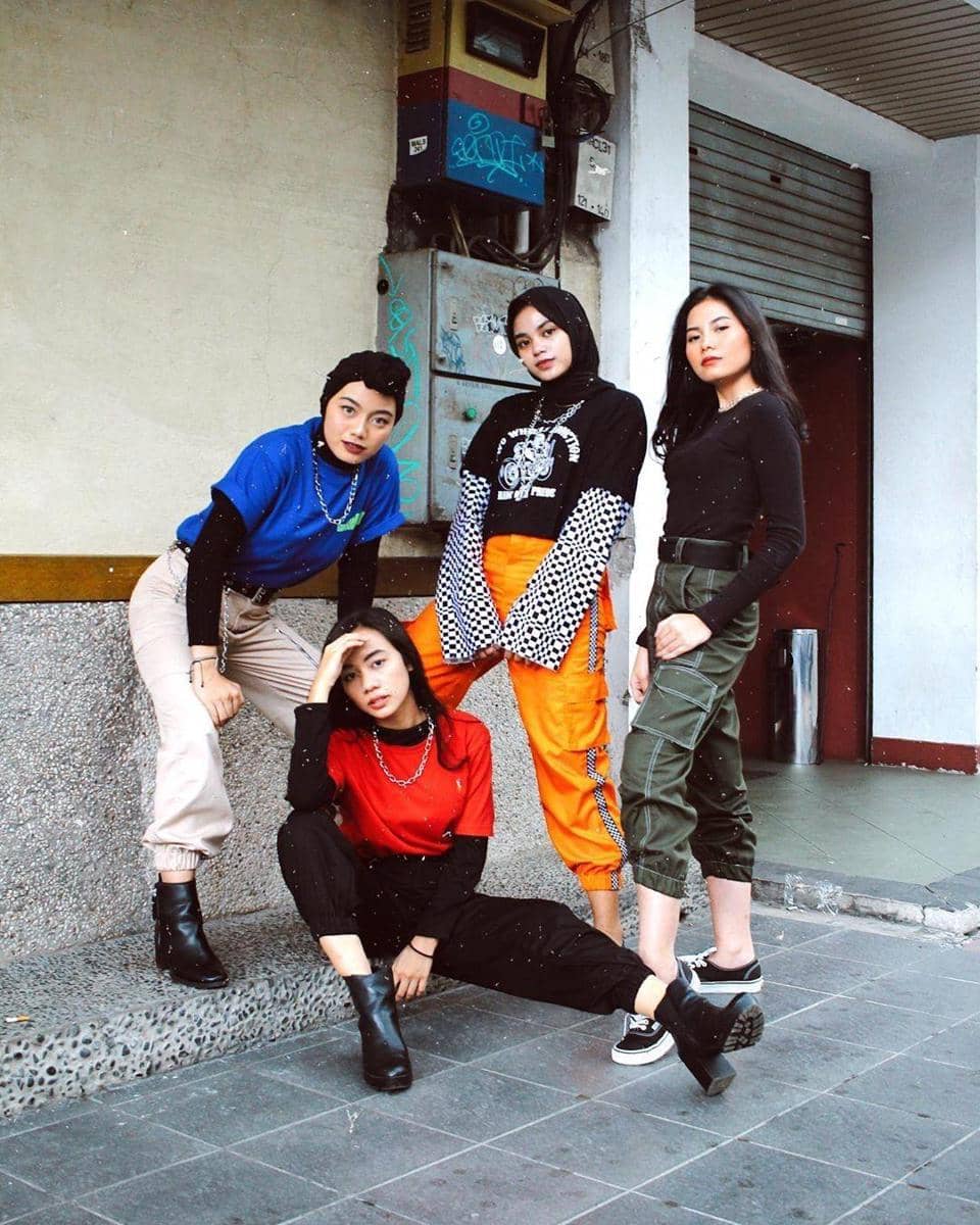 10 Dress Code Photo Studio Bareng Sahabat, Manis dan Kompak! | Popbela.com