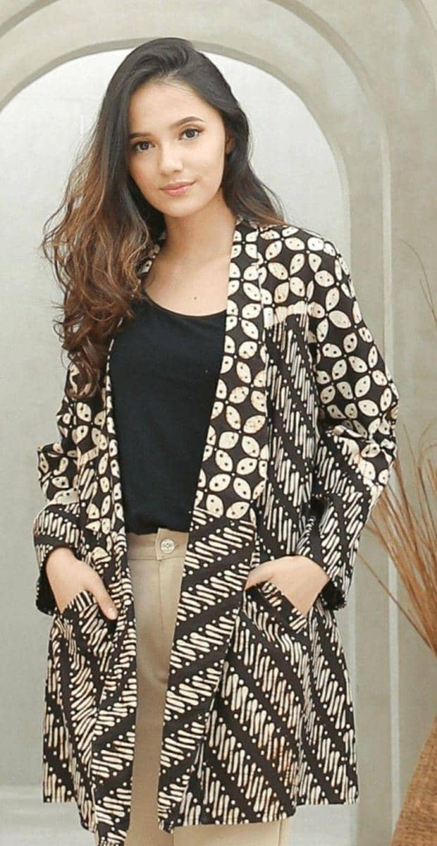 13 Model Blazer Batik Kekinian, Formal tapi Stylish | Popbela.com