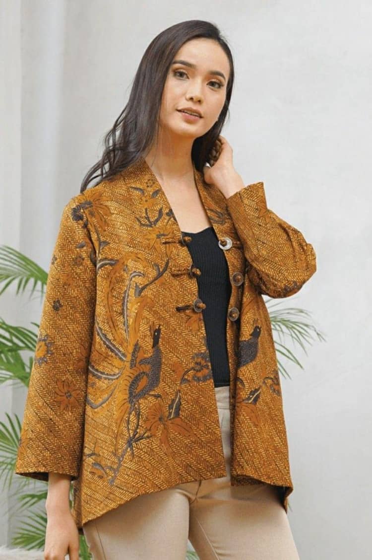 13 Model Blazer Batik Kekinian, Formal tapi Stylish | Popbela.com