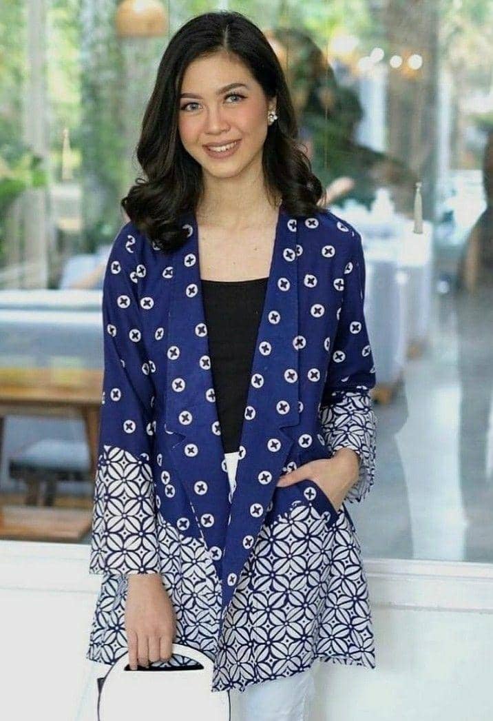 9 Model Outer Batik Kekinian yang Simpel tapi Stylish | Popbela.com