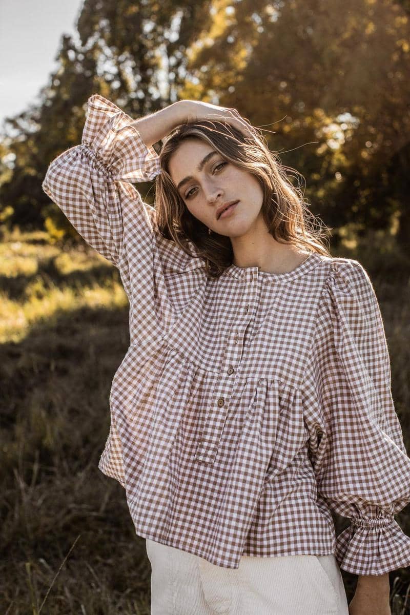 15 Model Atasan Wanita Trendy 2024, Stylish dan Kekinian! | Popbela.com