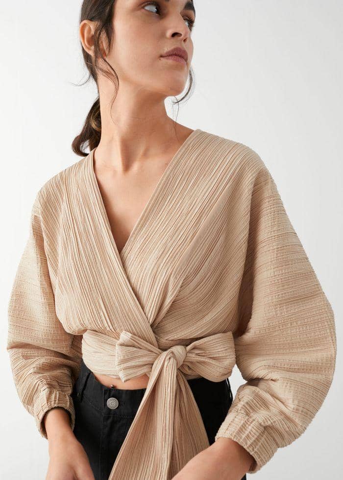 15 Model Atasan Wanita Trendy 2024, Stylish dan Kekinian! | Popbela.com