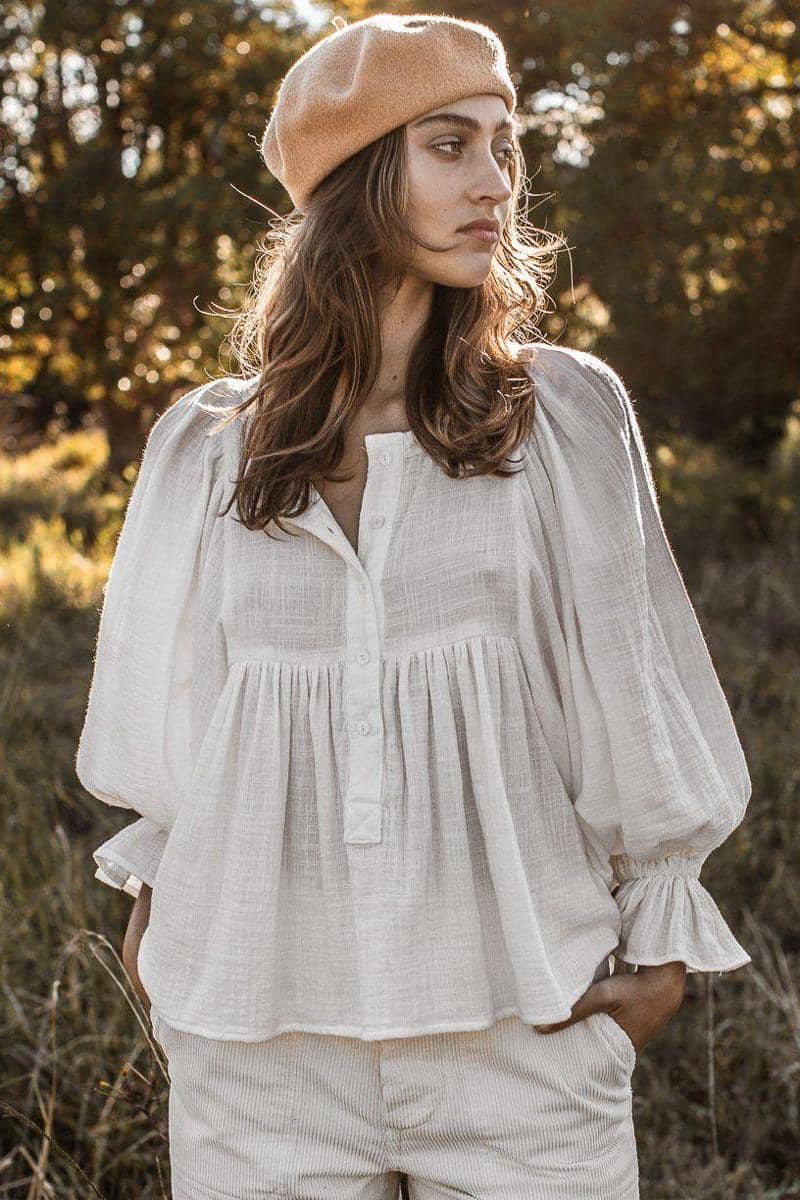 15 Model Atasan Wanita Trendy 2024, Stylish dan Kekinian! | Popbela.com