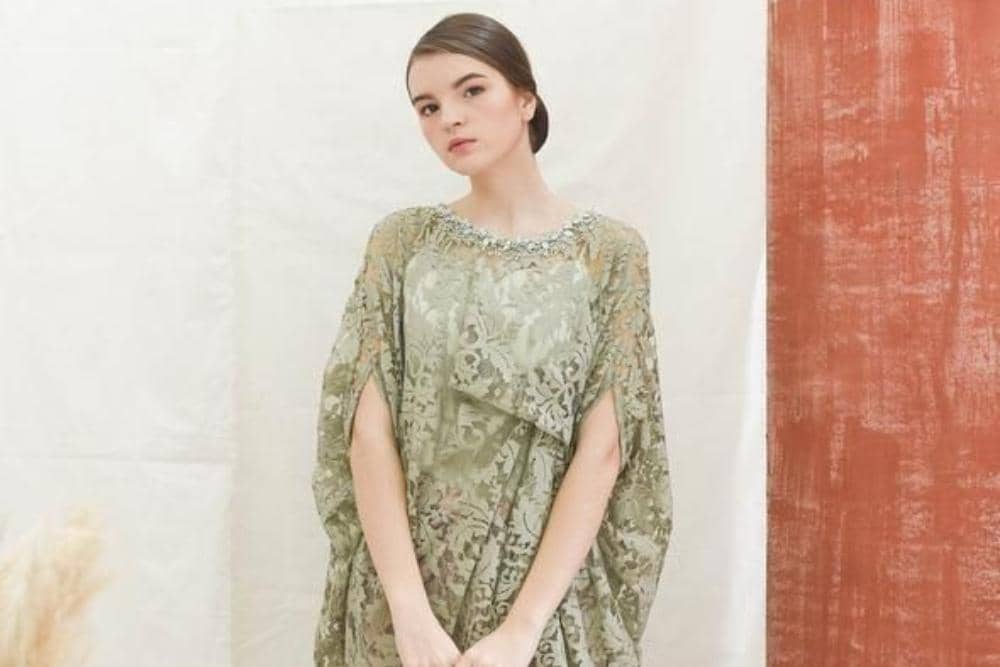 28 Model Kebaya Modern Brokat Terbaru, Simpel dan Elegan! | POPBELA.com