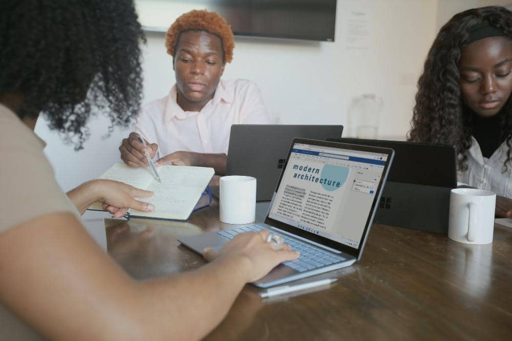 5 Contoh Poster Digital dan Cara Membuatnya yang Mudah | POPBELA.com