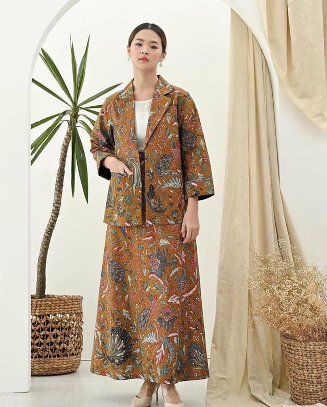 9 Model Outer Batik Kekinian yang Simpel tapi Stylish | Popbela.com
