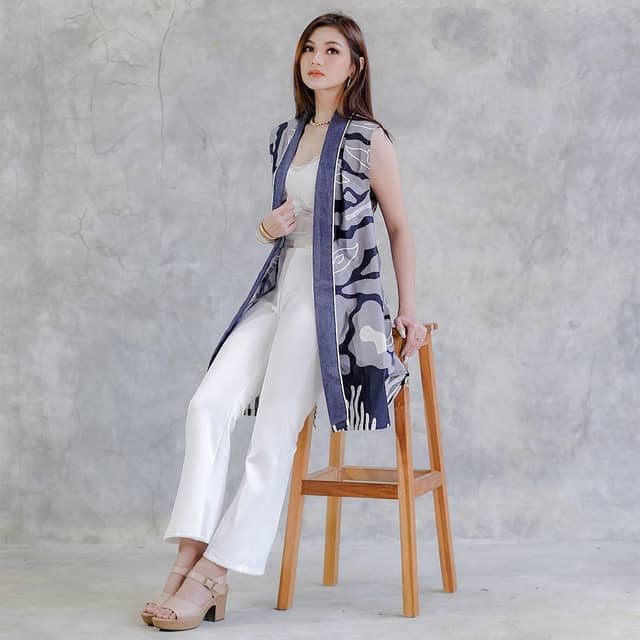 9 Model Outer Batik Kekinian yang Simpel tapi Stylish | Popbela.com