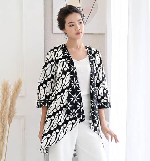 9 Model Outer Batik Kekinian yang Simpel tapi Stylish | Popbela.com