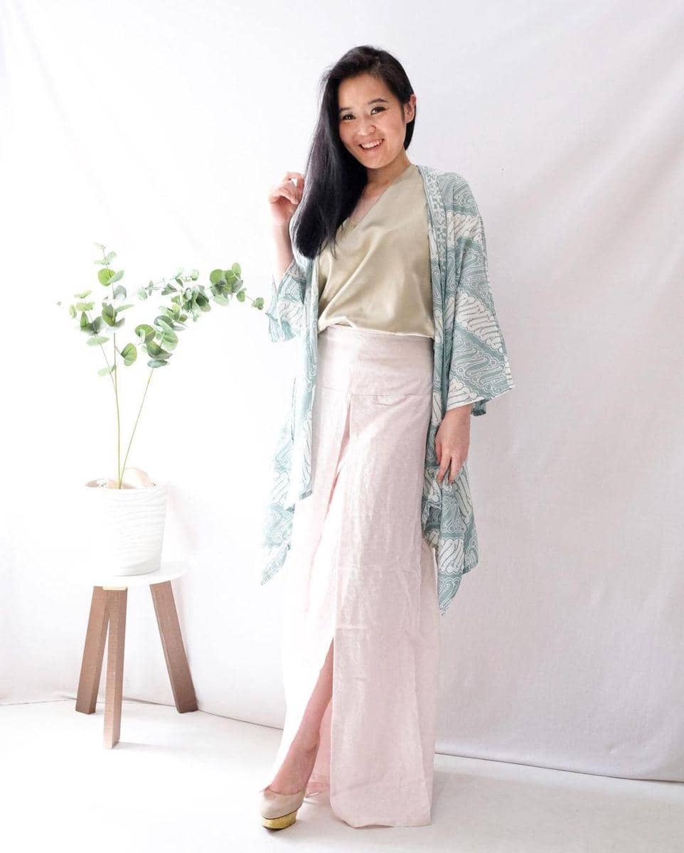 9 Model Outer Batik Kekinian yang Simpel tapi Stylish | Popbela.com