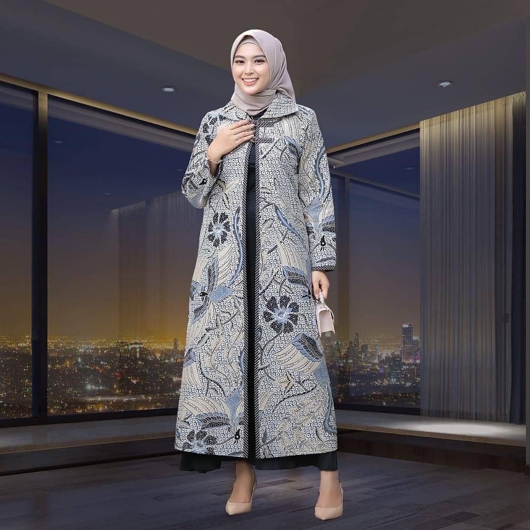 9 Model Outer Batik Kekinian yang Simpel tapi Stylish | Popbela.com