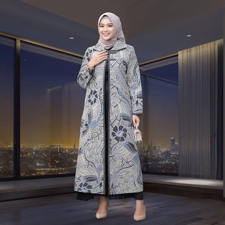9 Model Outer Batik Kekinian yang Simpel tapi Stylish | Popbela.com