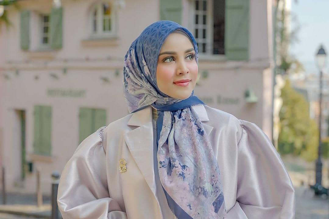Buttonscarves Rilis Produk Kolaborasi dengan Emily in Paris | Popbela.com