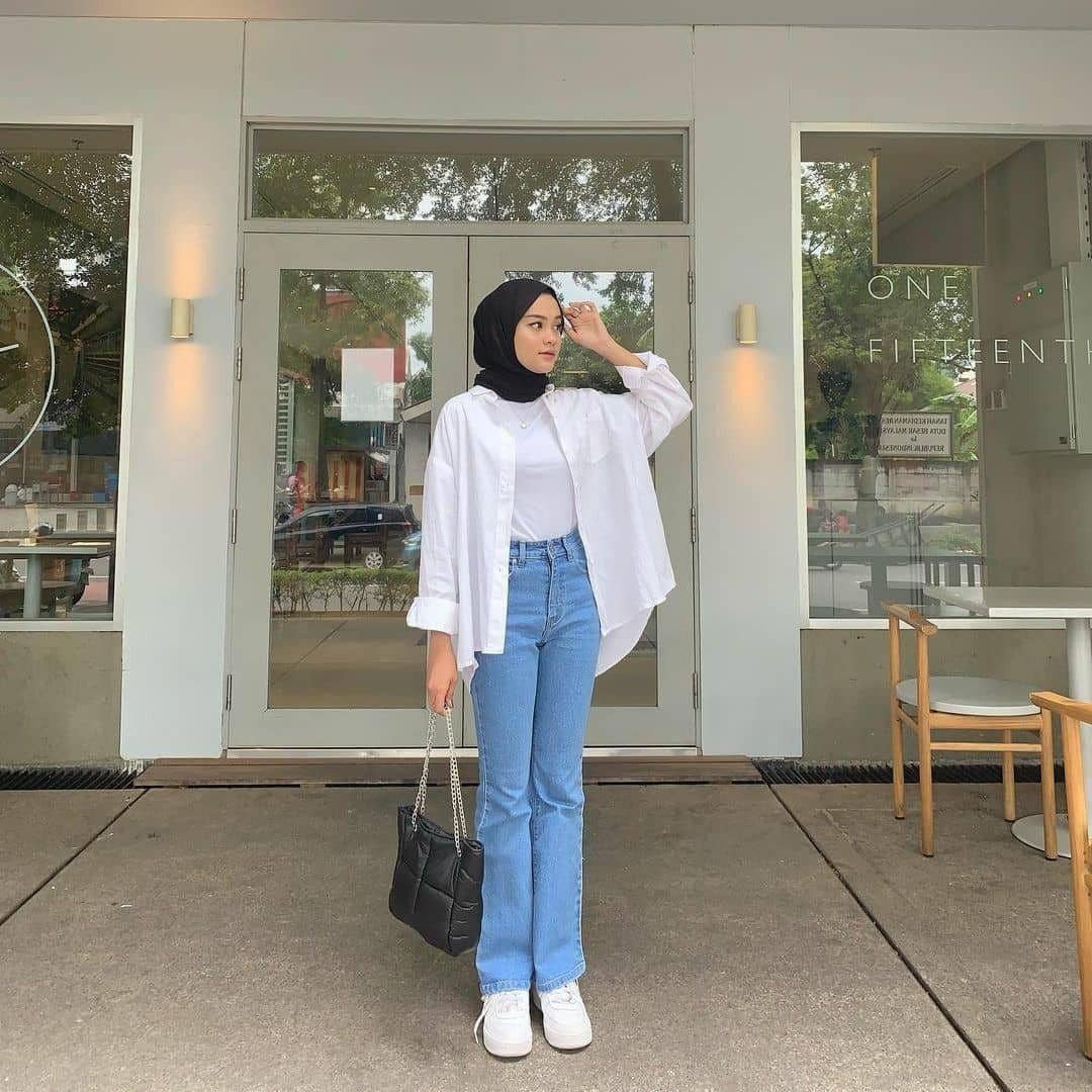 15 OOTD Baju Putih Celana Jeans Hijab, Simpel tapi Keren! | Popbela.com