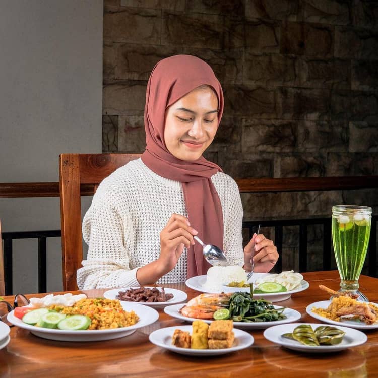 23 Tempat Makan Enak di Bandung yang Murah dan Terkenal | Popbela.com